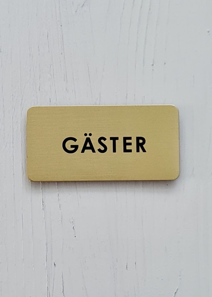 Skylt till gäster, mässing med magnetfäste - Sweetsigns
