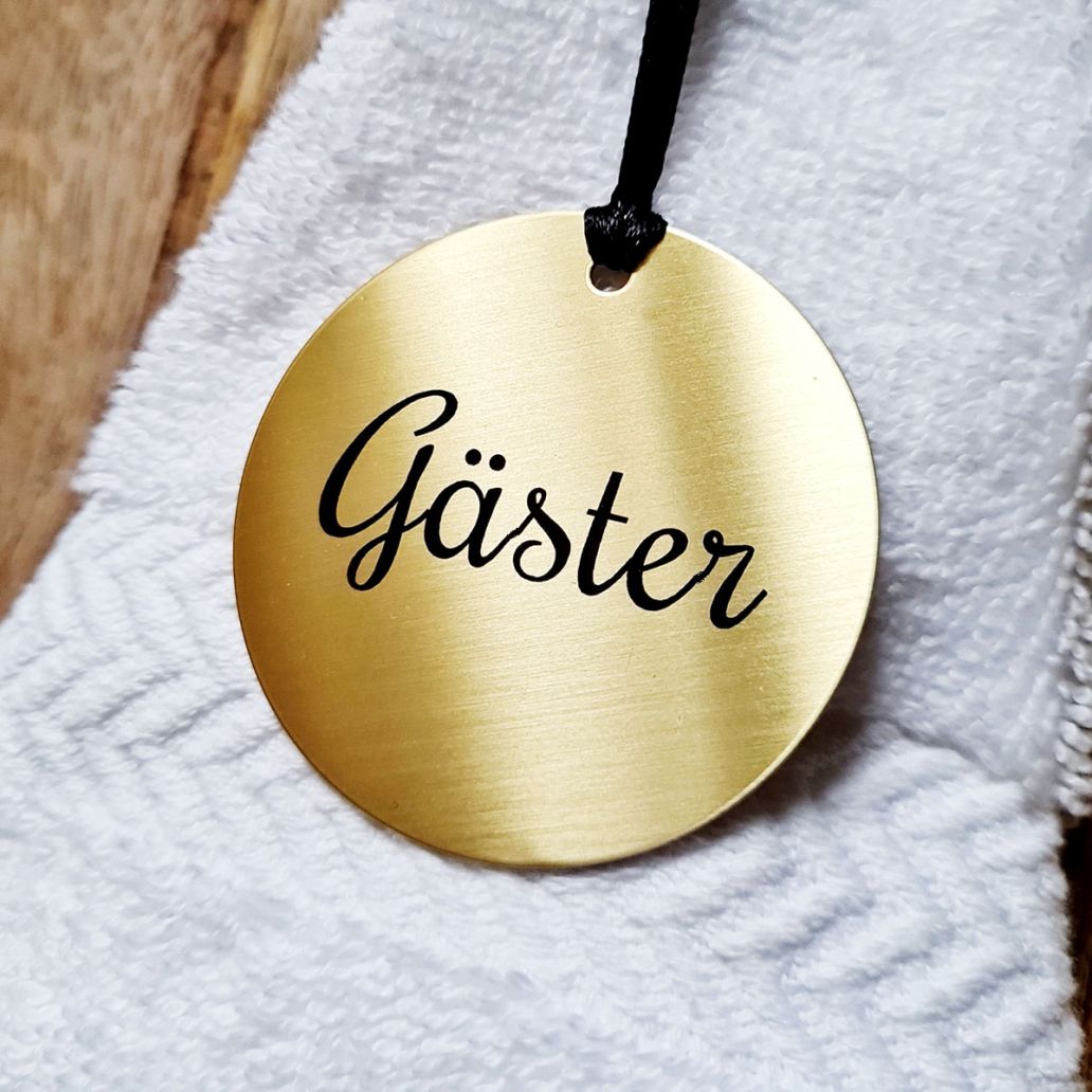 Rund skylt till gästhandduk. Hängande. Skrivstil. - Sweetsigns