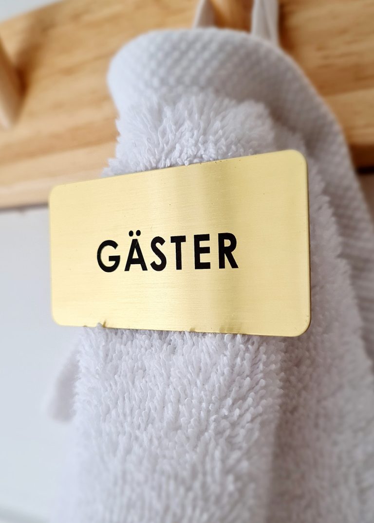 Skylt till gäster, mässing med magnetfäste - Sweetsigns